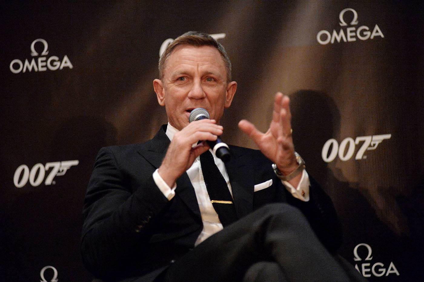 Daniel Craig Walks Into A Bar… Our Five Favorite Celebrity Interviews ... Daniel Craig Walks Into A Bar… Our Five Favorite Celebrity Interviews ...
