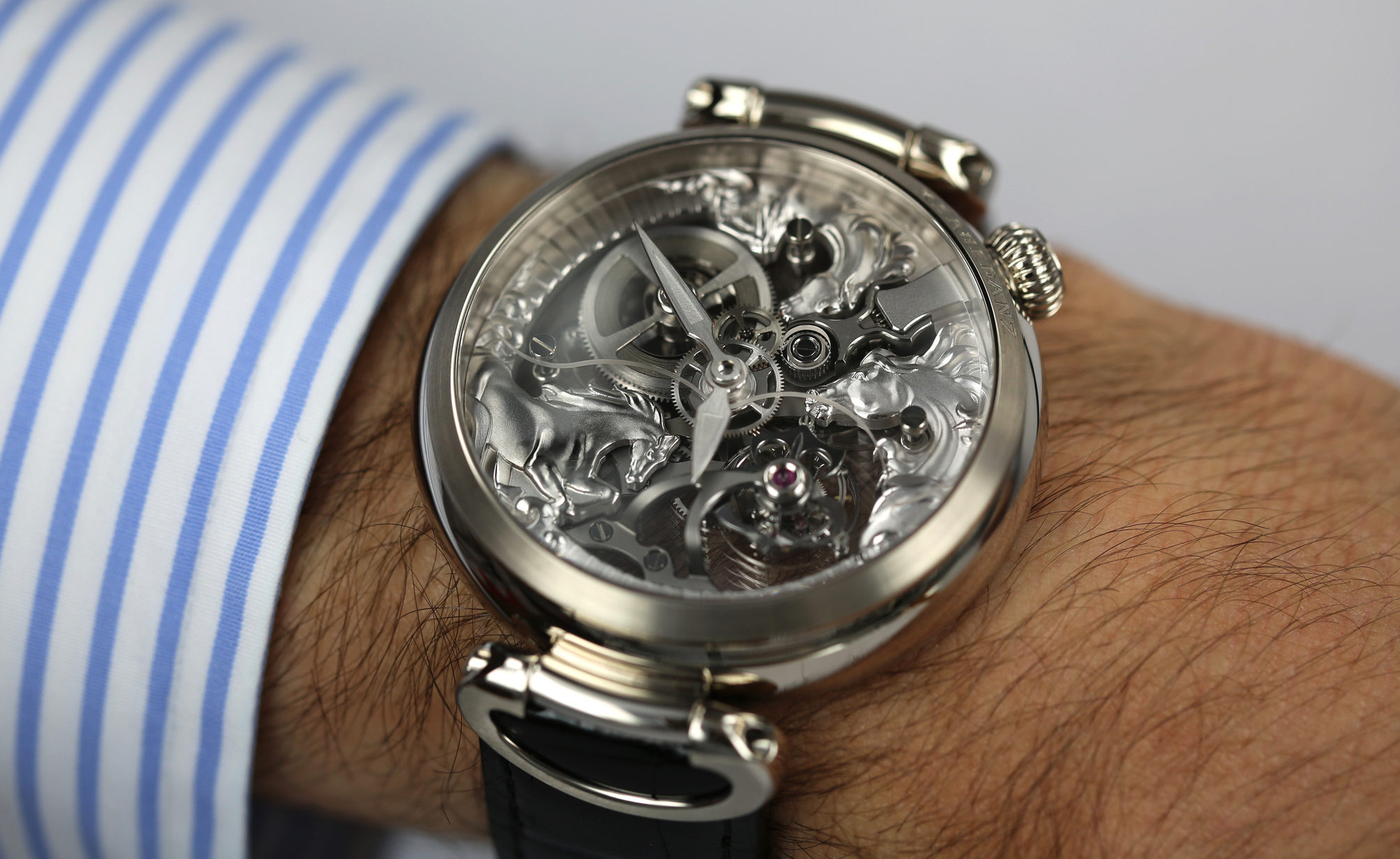 Kerbedanz: three white gold horses on a sapphire plate | Watchonista